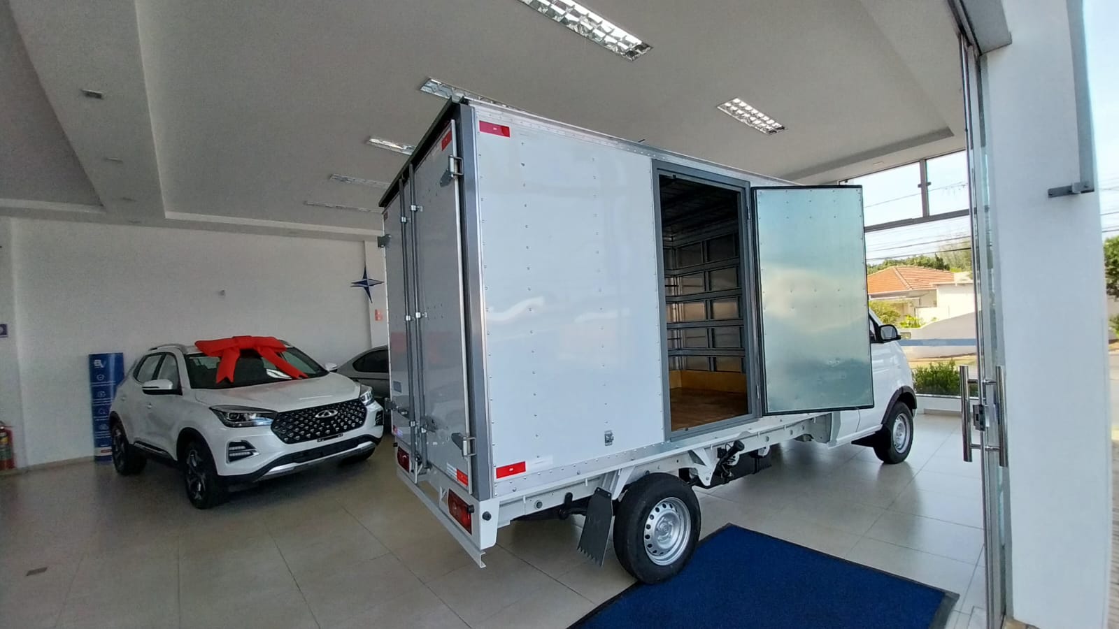 SHINERAY TLUX Mini Truck Com Baú Liso - 2025 - Grupo Michelin