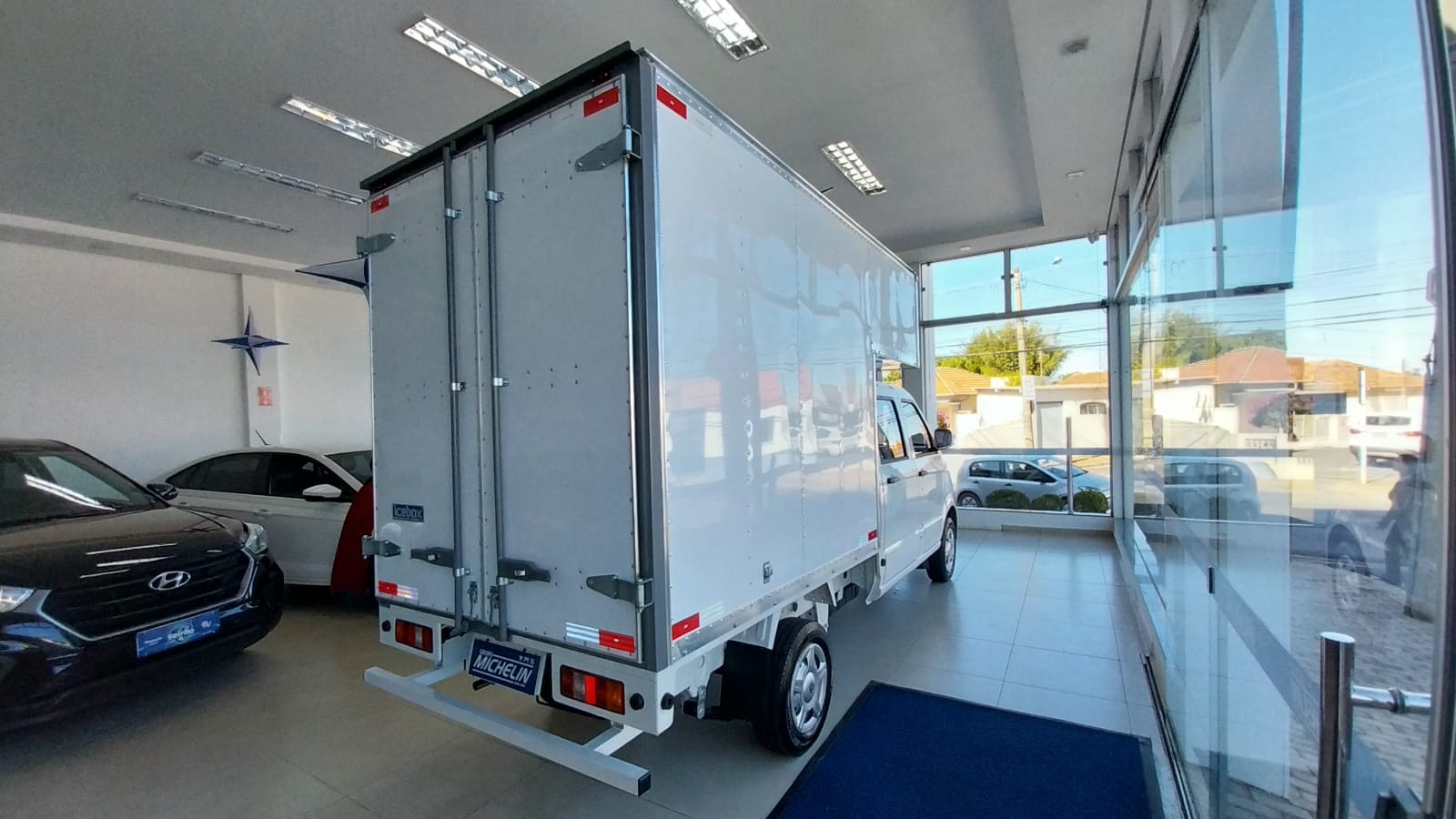 Effa V22 Cabine DUPLA 2026 + Baú de Alumínio - Grupo Michelin